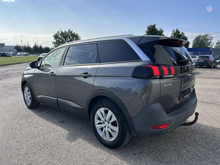 Grey Peugeot 5008 2018 in Marijampole, with an engine capacity of 1.20 L and mileage of 155 thousand km for 7250 €, photo 6 on AUTOMOTO.COM.LV