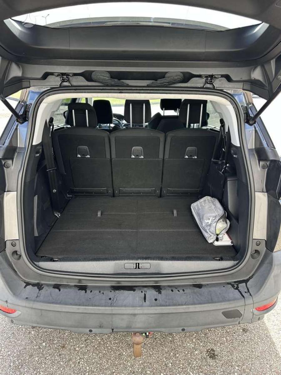 Grey Peugeot 5008 2018 in Marijampole, with an engine capacity of 1.20 L and mileage of 155 thousand km for 7250 €, photo 7 on AUTOMOTO.COM.LV