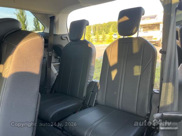 Grey Peugeot 5008 2019 in Tallinn, with an engine capacity of 1.20 L and mileage of 207 thousand km for 14900 €, photo 8 on AUTOMOTO.COM.LV