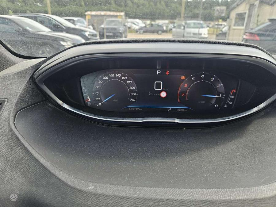 Grey Peugeot 5008 2023 in Vilnius, with an engine capacity of 1.20 L and mileage of 133 thousand km for 15004 €, photo 10 on AUTOMOTO.COM.LV