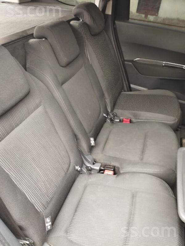 Grey Peugeot 5008 2010 in Riga, with an engine capacity of 1.60 L and mileage of 290 thousand km for 2500 €, photo 8 on AUTOMOTO.COM.LV