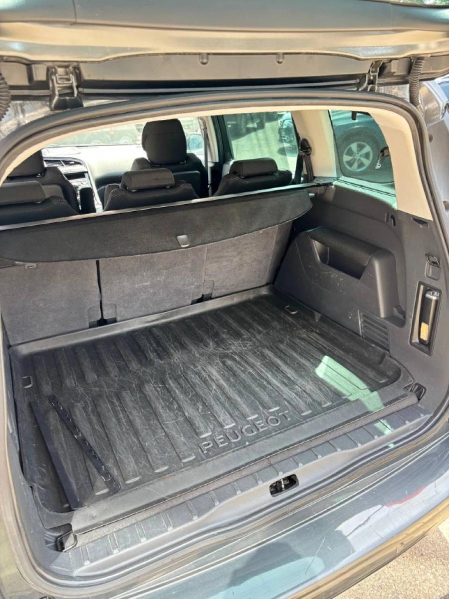 Pelēks Peugeot 5008 2010 Rīga, ar dzinēja tilpumu 1.60 L un nobraukumu 201 tūkst. km par 5749 €, foto 19 vietnē AUTOMOTO.COM.LV