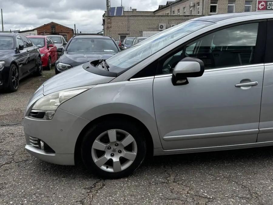 Pelēks Peugeot 5008 2010 Daugavpils, ar dzinēja tilpumu 1.60 L un nobraukumu 202 tūkst. km par 4500 €, foto 8 vietnē AUTOMOTO.COM.LV