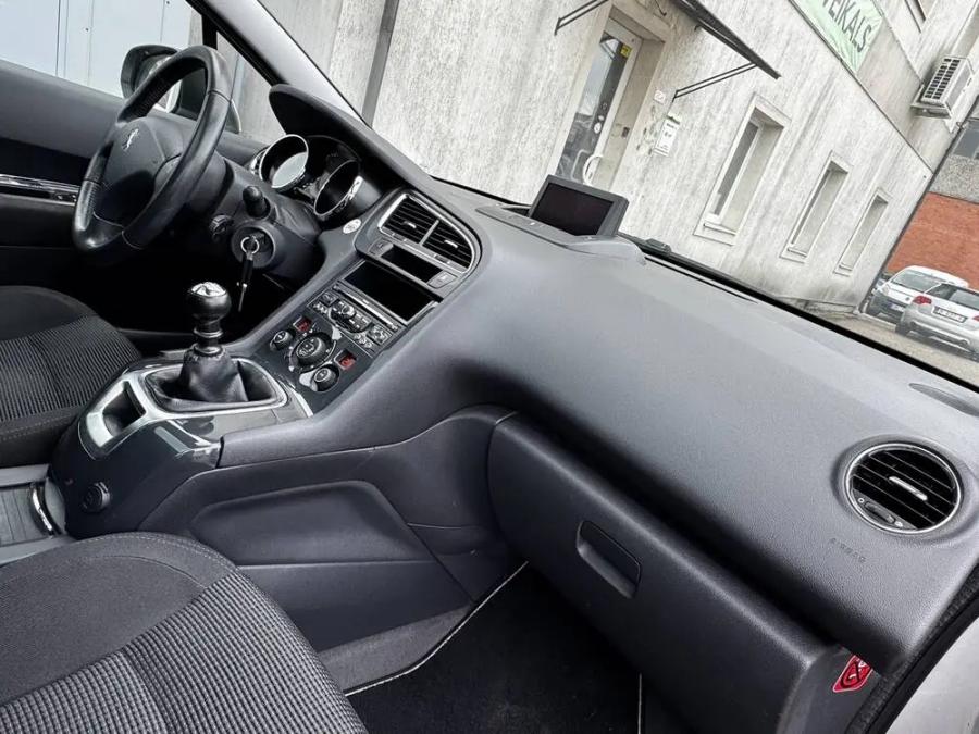Pelēks Peugeot 5008 2010 Daugavpils, ar dzinēja tilpumu 1.60 L un nobraukumu 202 tūkst. km par 4500 €, foto 14 vietnē AUTOMOTO.COM.LV