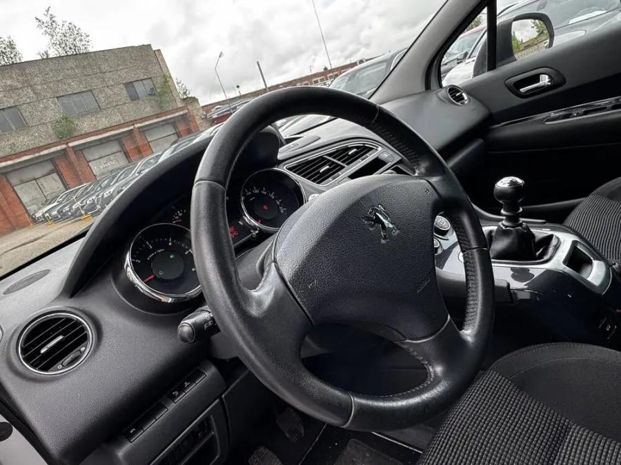 Pelēks Peugeot 5008 2010 Daugavpils, ar dzinēja tilpumu 1.60 L un nobraukumu 202 tūkst. km par 4500 €, foto 15 vietnē AUTOMOTO.COM.LV