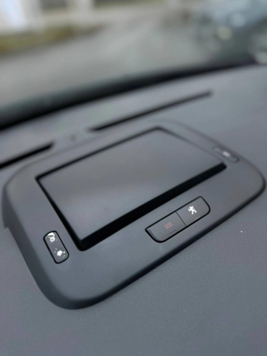 Grey Peugeot 5008 2010 in Riga, with an engine capacity of 1.60 L and mileage of 203 thousand km for 5750 €, photo 15 on AUTOMOTO.COM.LV