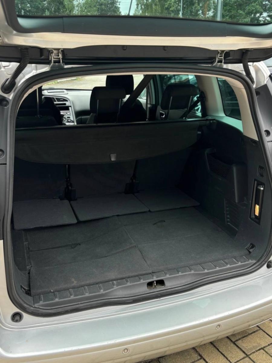 Grey Peugeot 5008 2010 in Riga, with an engine capacity of 1.60 L and mileage of 203 thousand km for 5750 €, photo 16 on AUTOMOTO.COM.LV