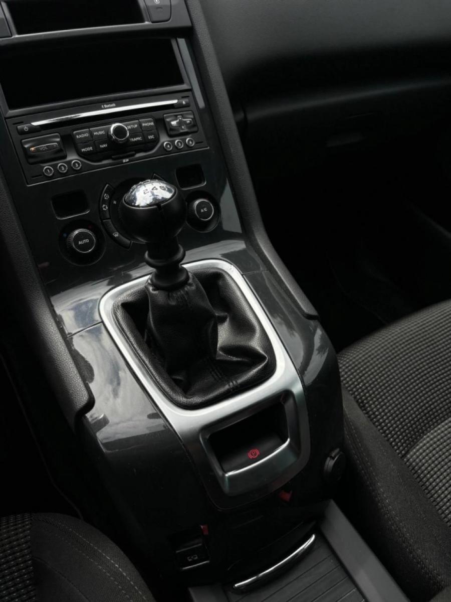 Grey Peugeot 5008 2010 in Riga, with an engine capacity of 1.60 L and mileage of 203 thousand km for 5750 €, photo 23 on AUTOMOTO.COM.LV