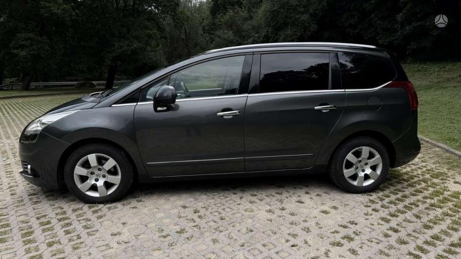 Grey Peugeot 5008 2010 in Vilnius, with an engine capacity of 1.56 L and mileage of 371 thousand km for 3000 €, photo 4 on AUTOMOTO.COM.LV