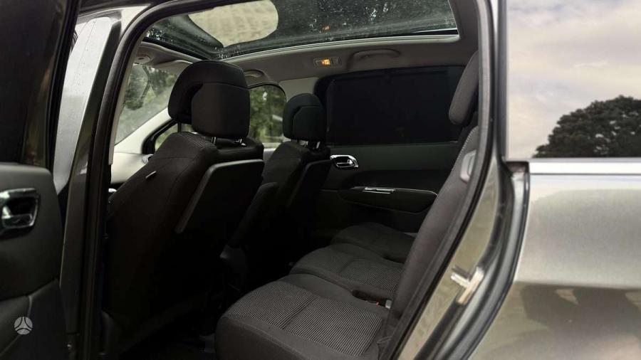 Grey Peugeot 5008 2010 in Vilnius, with an engine capacity of 1.56 L and mileage of 371 thousand km for 3000 €, photo 9 on AUTOMOTO.COM.LV