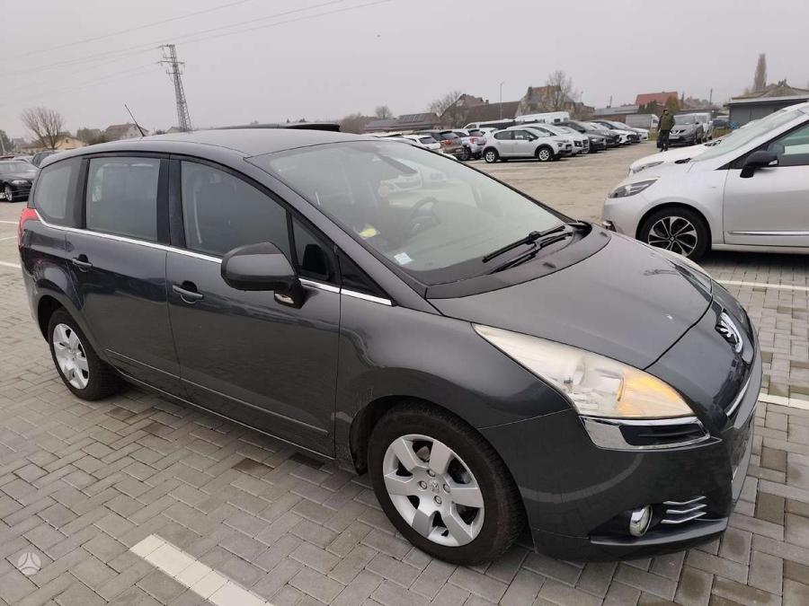 Grey Peugeot 5008 2011 in Taurage, with an engine capacity of 1.56 L and mileage of 247 thousand km for 2700 €, photo 2 on AUTOMOTO.COM.LV