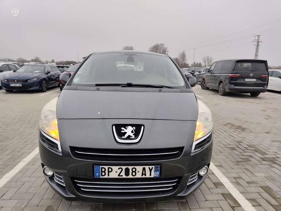 Grey Peugeot 5008 2011 in Taurage, with an engine capacity of 1.56 L and mileage of 247 thousand km for 2700 €, photo 3 on AUTOMOTO.COM.LV