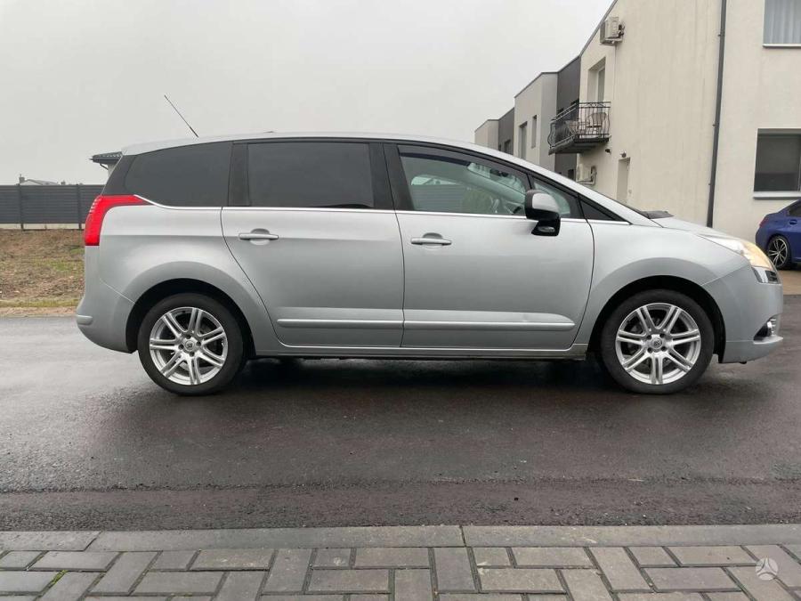 Grey Peugeot 5008 2011 in Kaunas, with an engine capacity of 1.60 L and mileage of 305 thousand km for 3555 €, photo 9 on AUTOMOTO.COM.LV