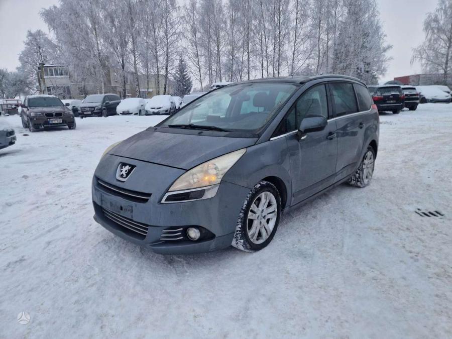 Grey Peugeot 5008 2011 in Ukmerge, with an engine capacity of 1.56 L and mileage of 240 thousand km for 3250 €, photo 1 on AUTOMOTO.COM.LV