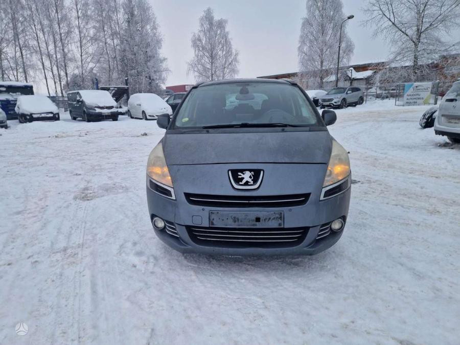 Grey Peugeot 5008 2011 in Ukmerge, with an engine capacity of 1.56 L and mileage of 240 thousand km for 3250 €, photo 2 on AUTOMOTO.COM.LV