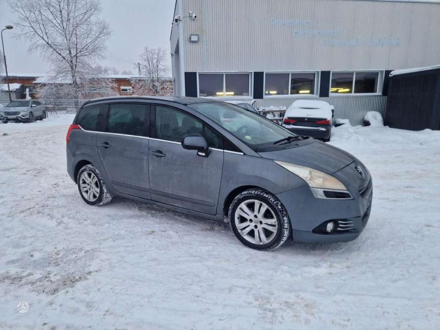 Grey Peugeot 5008 2011 in Ukmerge, with an engine capacity of 1.56 L and mileage of 240 thousand km for 3250 €, photo 4 on AUTOMOTO.COM.LV