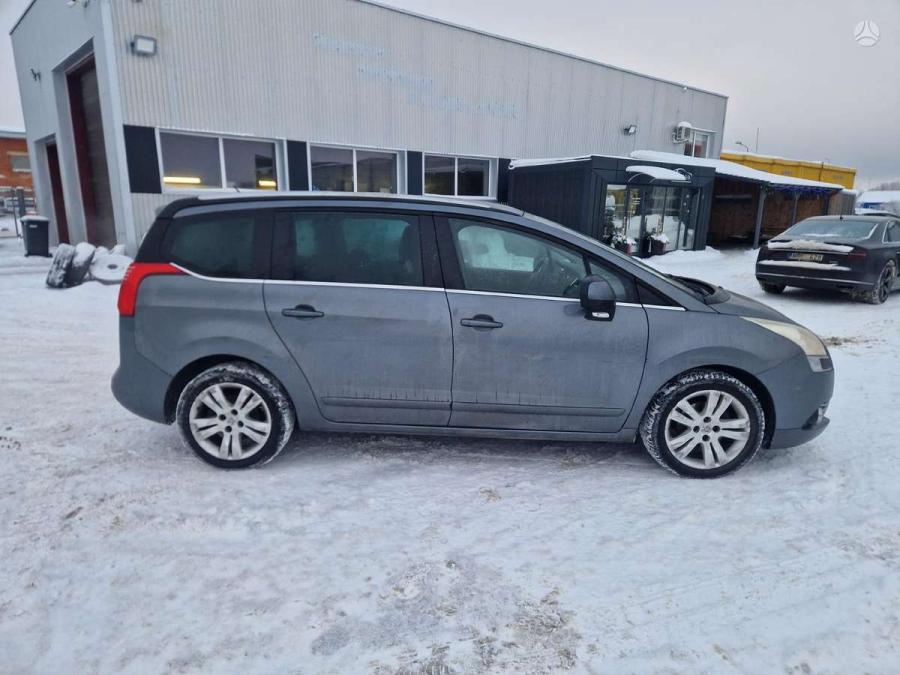 Grey Peugeot 5008 2011 in Ukmerge, with an engine capacity of 1.56 L and mileage of 240 thousand km for 3250 €, photo 5 on AUTOMOTO.COM.LV