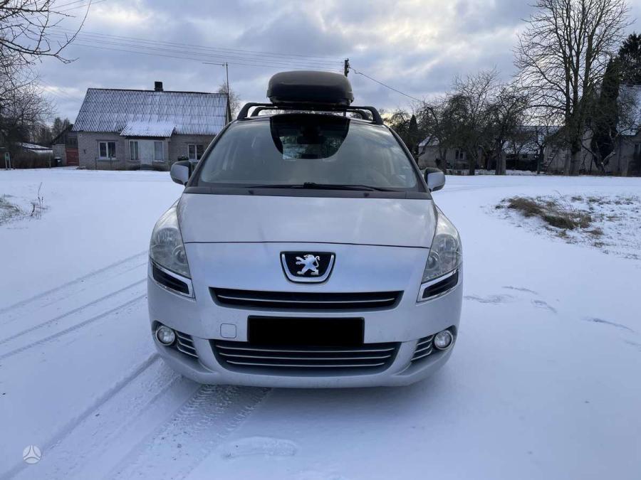 Grey Peugeot 5008 2011 in Ukmerge, with an engine capacity of 1.56 L and mileage of 255 thousand km for 3950 €, photo 2 on AUTOMOTO.COM.LV