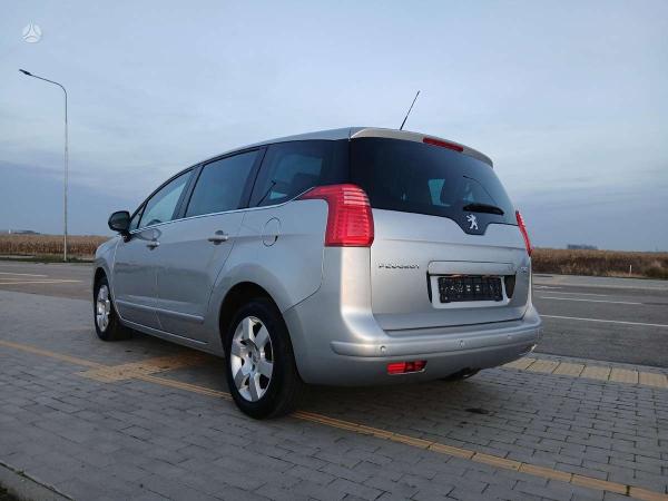 Pelēks Peugeot 5008 2011 Marijampole, ar dzinēja tilpumu 1.60 L un nobraukumu 219 tūkst. km par 3750 €, foto 2 vietnē AUTOMOTO.COM.LV
