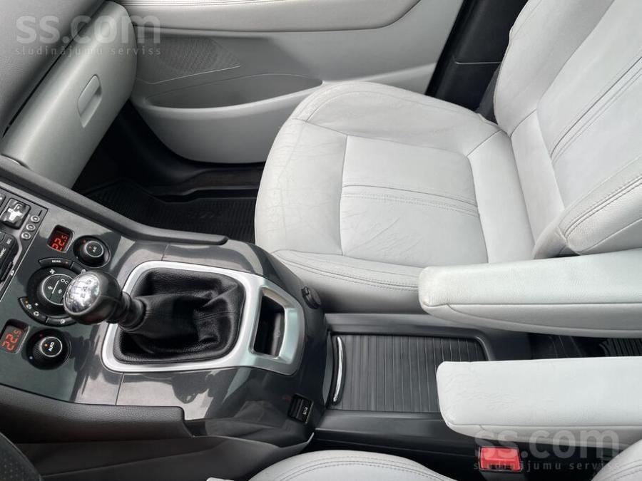 Pelēks Peugeot 5008 2011 Talsi, ar dzinēja tilpumu 1.60 L un nobraukumu 242 tūkst. km par 3900 €, foto 24 vietnē AUTOMOTO.COM.LV