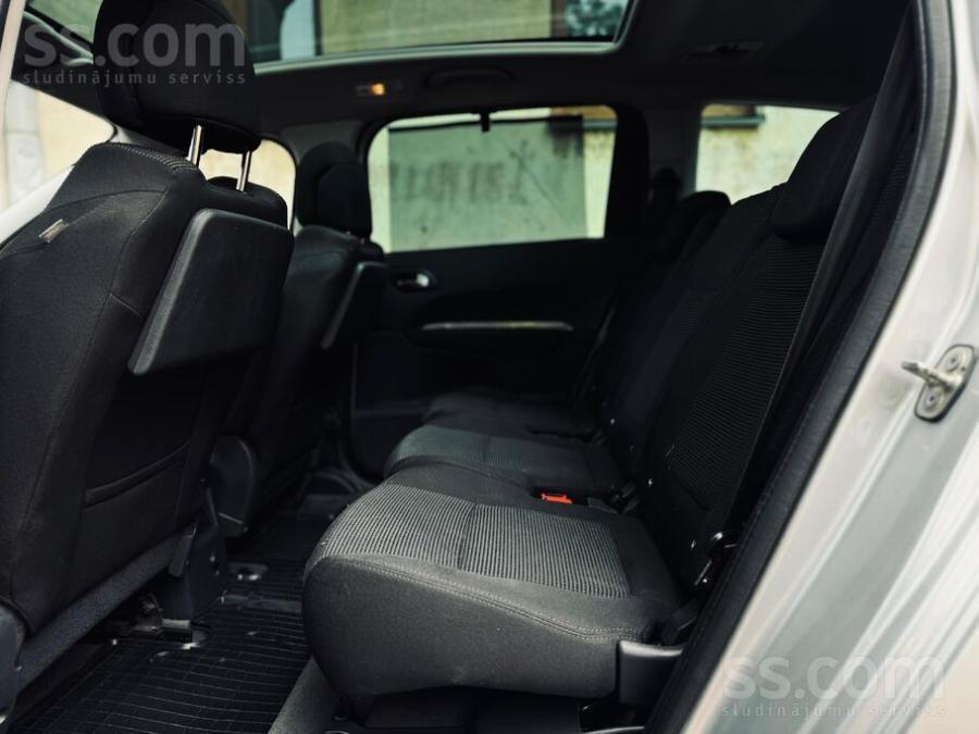 Grey Peugeot 5008 2011 in Cesis, with an engine capacity of 1.60 L and mileage of 0 thousand km for 5500 €, photo 12 on AUTOMOTO.COM.LV