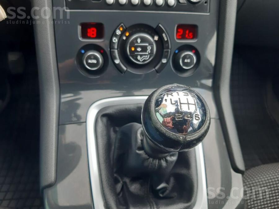 Pelēks Peugeot 5008 2011 Daugavpils, ar dzinēja tilpumu 1.60 L un nobraukumu 0 tūkst. km par 4250 €, foto 19 vietnē AUTOMOTO.COM.LV