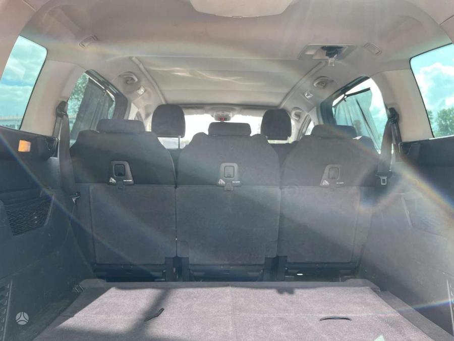 Grey Peugeot 5008 2011 in Siauliai, with an engine capacity of 2.00 L and mileage of 254 thousand km for 3700 €, photo 22 on AUTOMOTO.COM.LV
