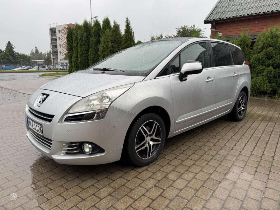 Grey Peugeot 5008 2011 in Kretinga, with an engine capacity of 1.56 L and mileage of 216 thousand km for 3395 €, photo 6 on AUTOMOTO.COM.LV