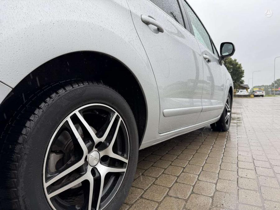 Grey Peugeot 5008 2011 in Kretinga, with an engine capacity of 1.56 L and mileage of 216 thousand km for 3395 €, photo 13 on AUTOMOTO.COM.LV