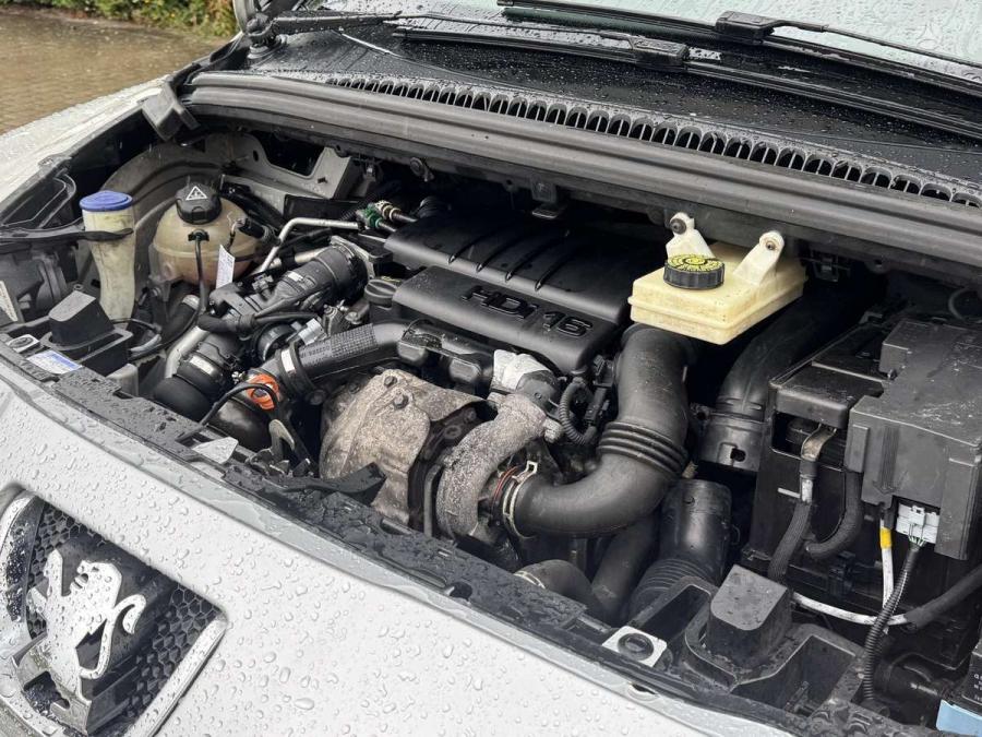 Grey Peugeot 5008 2011 in Kretinga, with an engine capacity of 1.56 L and mileage of 216 thousand km for 3395 €, photo 38 on AUTOMOTO.COM.LV