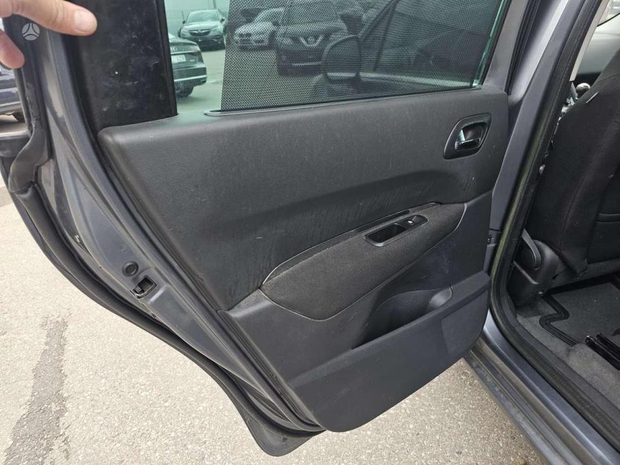 Grey Peugeot 5008 2011 in Ukmerge, with an engine capacity of 1.56 L and mileage of 210 thousand km for 2250 €, photo 12 on AUTOMOTO.COM.LV