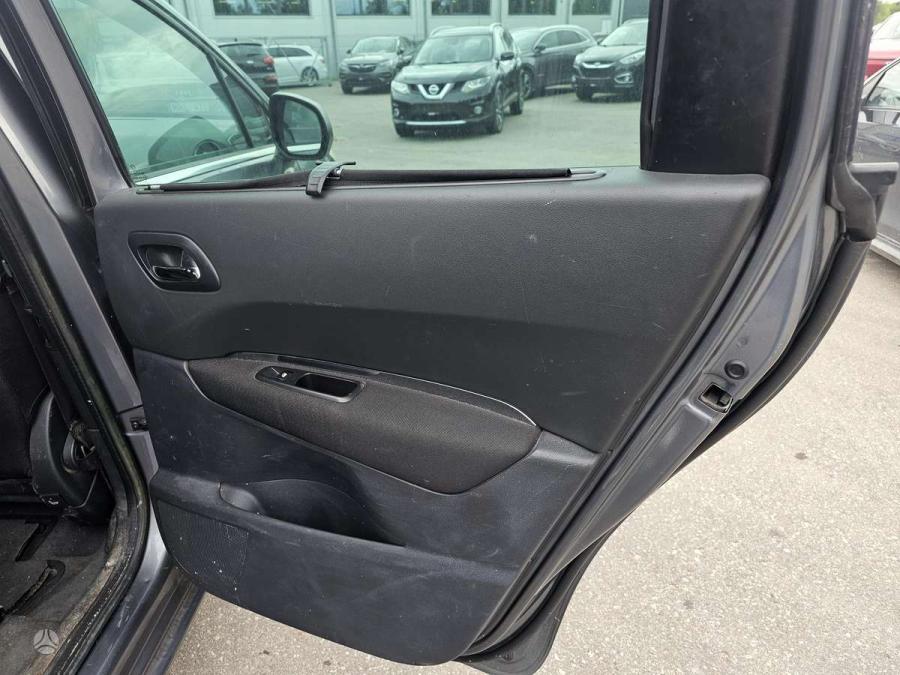 Grey Peugeot 5008 2011 in Ukmerge, with an engine capacity of 1.56 L and mileage of 210 thousand km for 2250 €, photo 13 on AUTOMOTO.COM.LV
