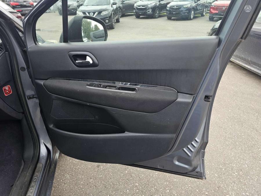 Grey Peugeot 5008 2011 in Ukmerge, with an engine capacity of 1.56 L and mileage of 210 thousand km for 2250 €, photo 17 on AUTOMOTO.COM.LV