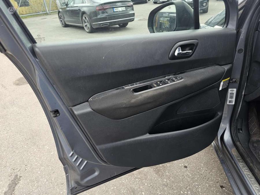 Grey Peugeot 5008 2011 in Ukmerge, with an engine capacity of 1.56 L and mileage of 210 thousand km for 2250 €, photo 19 on AUTOMOTO.COM.LV