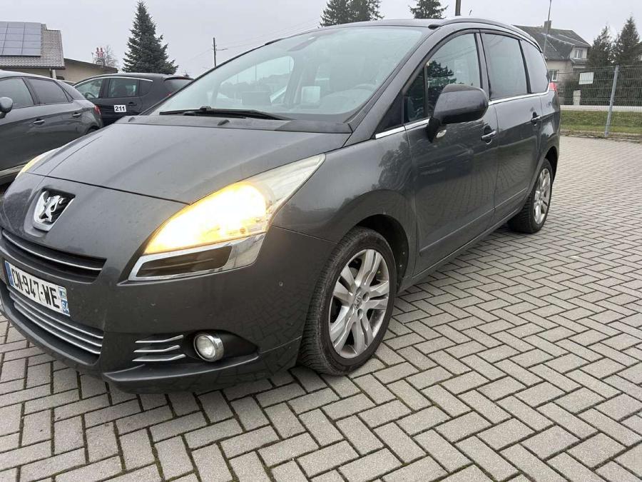 Grey Peugeot 5008 2012 in Taurage, with an engine capacity of 1.60 L and mileage of 276 thousand km for 4200 €, photo 1 on AUTOMOTO.COM.LV