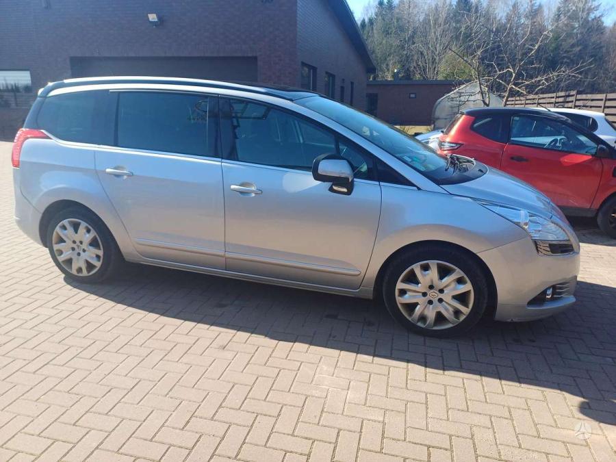 Grey Peugeot 5008 2012 in Taurage, with an engine capacity of 2.00 L and mileage of 290 thousand km for 2850 €, photo 1 on AUTOMOTO.COM.LV