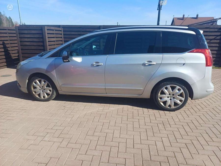 Grey Peugeot 5008 2012 in Taurage, with an engine capacity of 2.00 L and mileage of 290 thousand km for 2850 €, photo 3 on AUTOMOTO.COM.LV