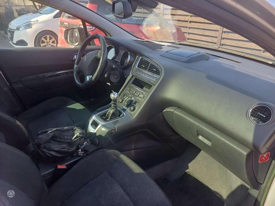 Grey Peugeot 5008 2012 in Taurage, with an engine capacity of 2.00 L and mileage of 290 thousand km for 2850 €, photo 4 on AUTOMOTO.COM.LV