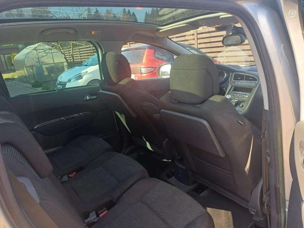 Grey Peugeot 5008 2012 in Taurage, with an engine capacity of 2.00 L and mileage of 290 thousand km for 2850 €, photo 4 on AUTOMOTO.COM.LV