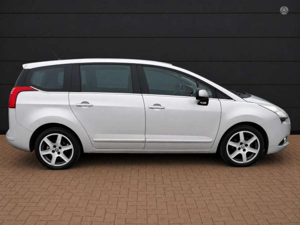 Pelēks Peugeot 5008 2012 Viļņa, ar dzinēja tilpumu 1.56 L un nobraukumu 171 tūkst. km par 3750 €, foto 4 vietnē AUTOMOTO.COM.LV