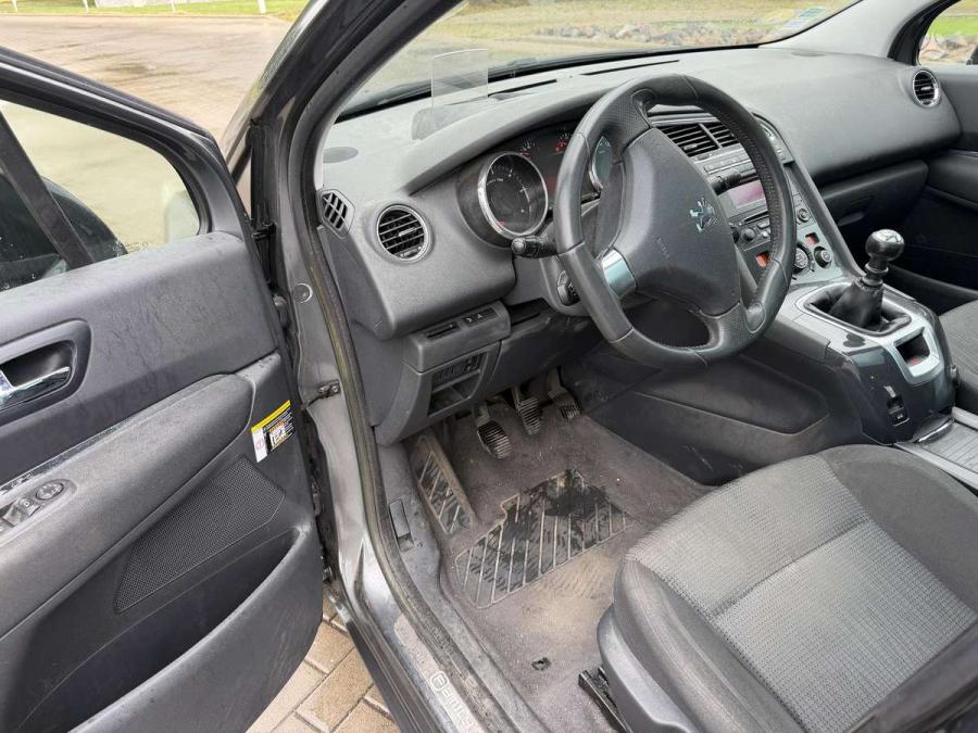 Grey Peugeot 5008 2012 in Taurage, with an engine capacity of 1.60 L and mileage of 257 thousand km for 3400 €, photo 8 on AUTOMOTO.COM.LV