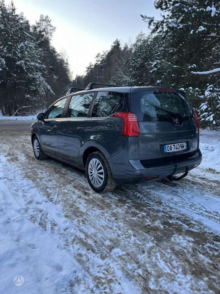 Pelēks Peugeot 5008 2013 Viļņa, ar dzinēja tilpumu 1.56 L un nobraukumu 230 tūkst. km par 5100 €, foto 6 vietnē AUTOMOTO.COM.LV