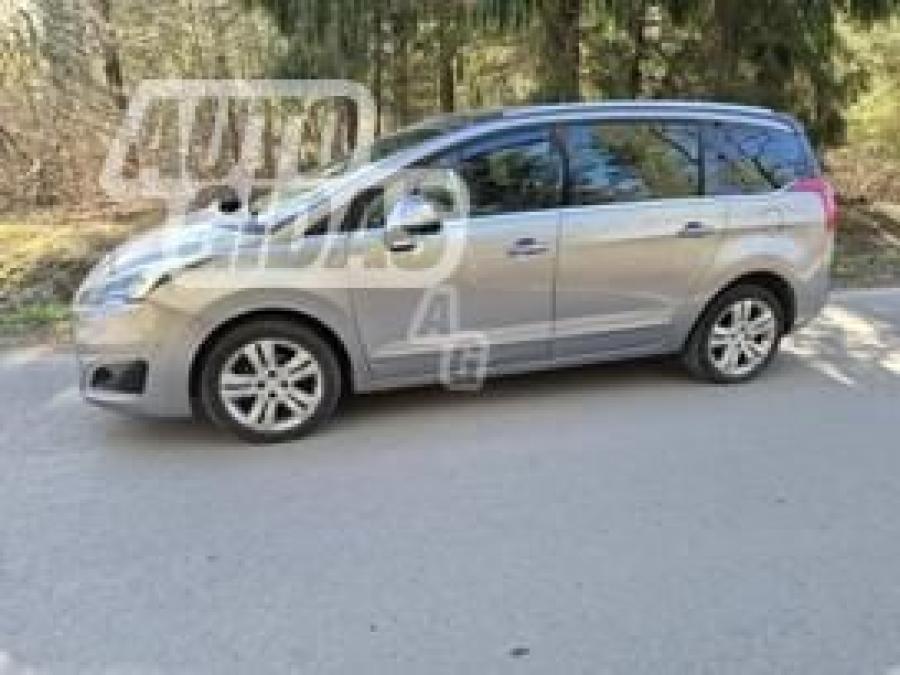 Grey Peugeot 5008 2013 in Kaunas, with an engine capacity of 1.60 L and mileage of 233 thousand km for 4600 €, photo 1 on AUTOMOTO.COM.LV