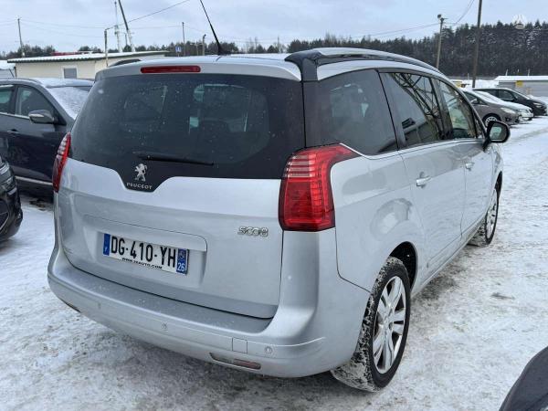 Pelēks Peugeot 5008 2014 Viļņa, ar dzinēja tilpumu 1.56 L un nobraukumu 240 tūkst. km par 5900 €, foto 5 vietnē AUTOMOTO.COM.LV