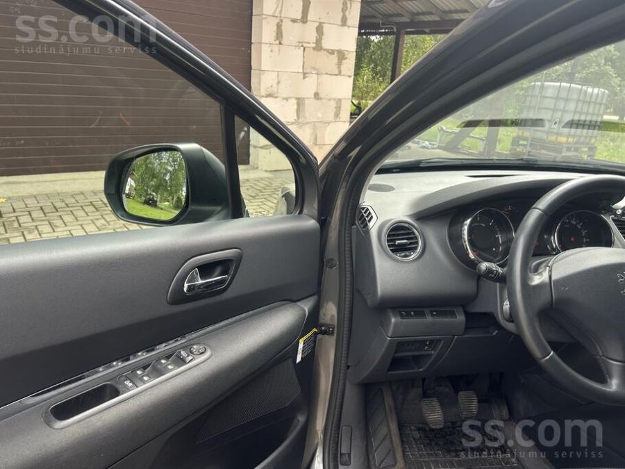 Grey Peugeot 5008 2014 in Kraslava, with an engine capacity of 2.00 L and mileage of 221 thousand km for 5150 €, photo 9 on AUTOMOTO.COM.LV