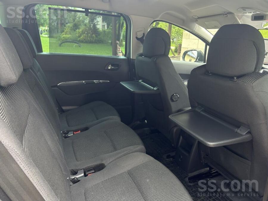 Grey Peugeot 5008 2014 in Kraslava, with an engine capacity of 2.00 L and mileage of 221 thousand km for 5150 €, photo 10 on AUTOMOTO.COM.LV