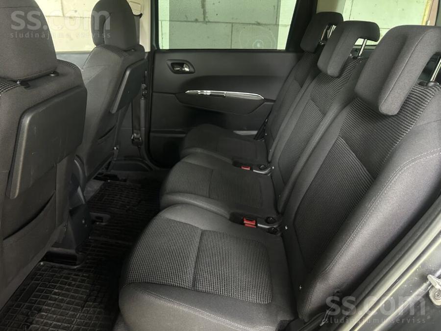 Grey Peugeot 5008 2014 in Kraslava, with an engine capacity of 2.00 L and mileage of 221 thousand km for 5150 €, photo 11 on AUTOMOTO.COM.LV