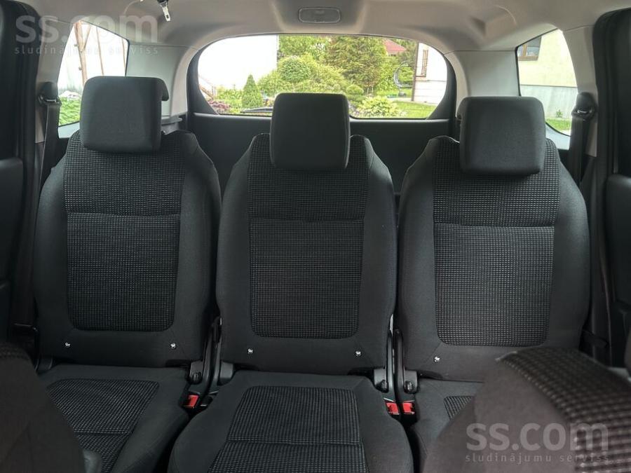 Grey Peugeot 5008 2014 in Kraslava, with an engine capacity of 2.00 L and mileage of 221 thousand km for 5150 €, photo 12 on AUTOMOTO.COM.LV