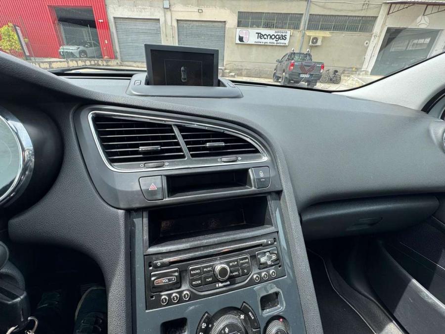Pelēks Peugeot 5008 2014 Šauļi, ar dzinēja tilpumu 1.56 L un nobraukumu 270 tūkst. km par 3950 €, foto 13 vietnē AUTOMOTO.COM.LV