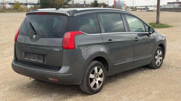 Pelēks Peugeot 5008 2014 Viļņa, ar dzinēja tilpumu 1.56 L un nobraukumu 220 tūkst. km par 4200 €, foto 5 vietnē AUTOMOTO.COM.LV